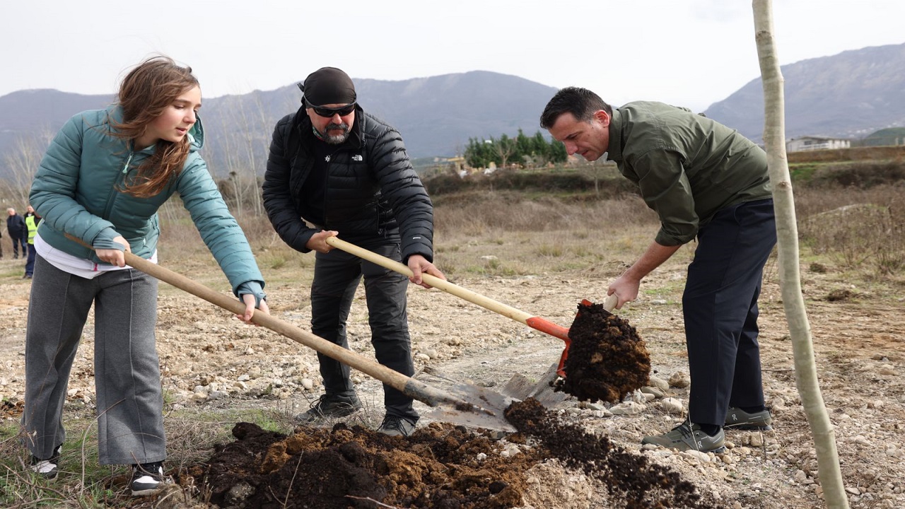 Alket Islami dhe vajza e tij i bashkohen nismës për mbjelljen e pemëve ...